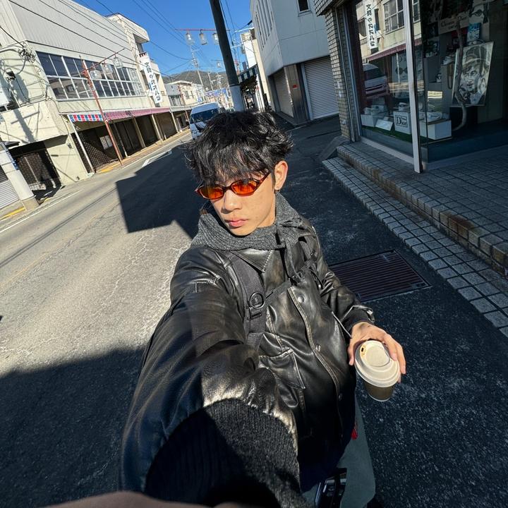 当你跟朋友出去玩 说好随便穿点时...-抖音精选